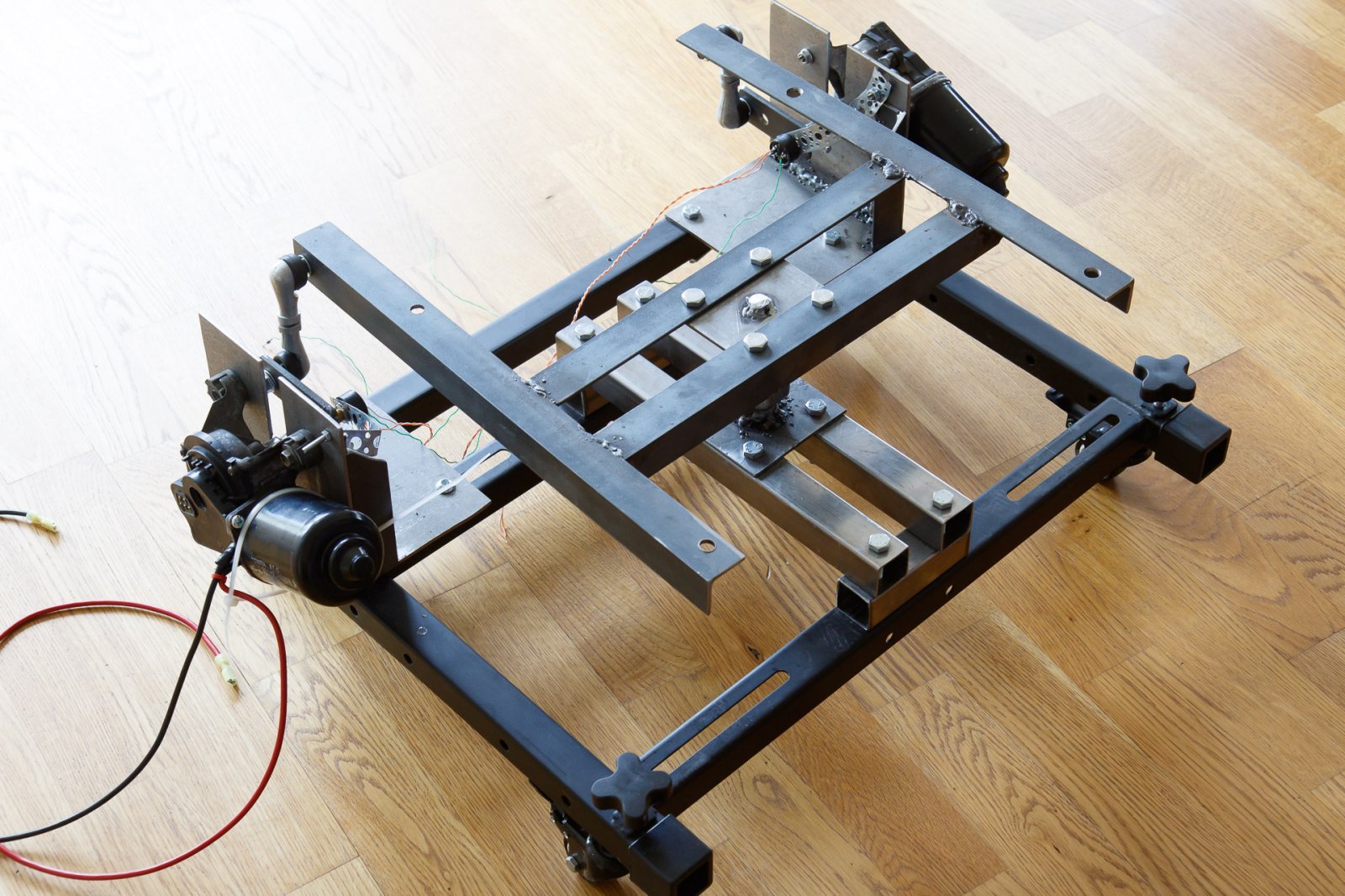 Showroom - Compact seat mover using wiper motors