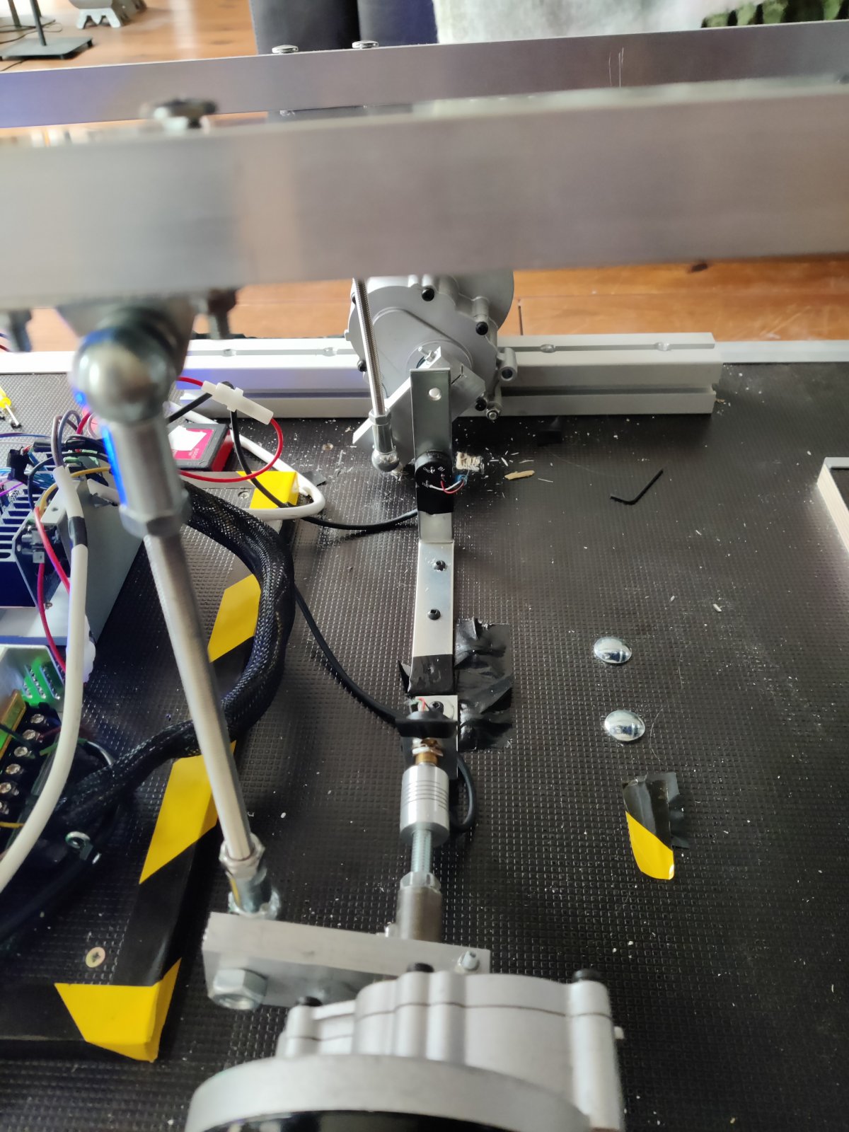 1 motor moves to low position when moving quickly from left to right